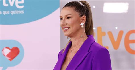 El traje monocolor de Anne Igartiburu que triunfará la próxima primavera por su color quita años