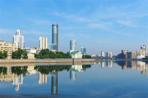 스카이라인 센터 및 Iset 강의 보기입니다 예카테린부르크입니다 러시아 0명에 대한 스톡 사진 및 기타 이미지 0명
