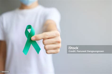 9월 난소암 인식의 달 여성은 살아있는 사람들을 지원하기 위해 청록색 리본 색상을 들고 질병 헬스케어 및 세계 암의 날 개념