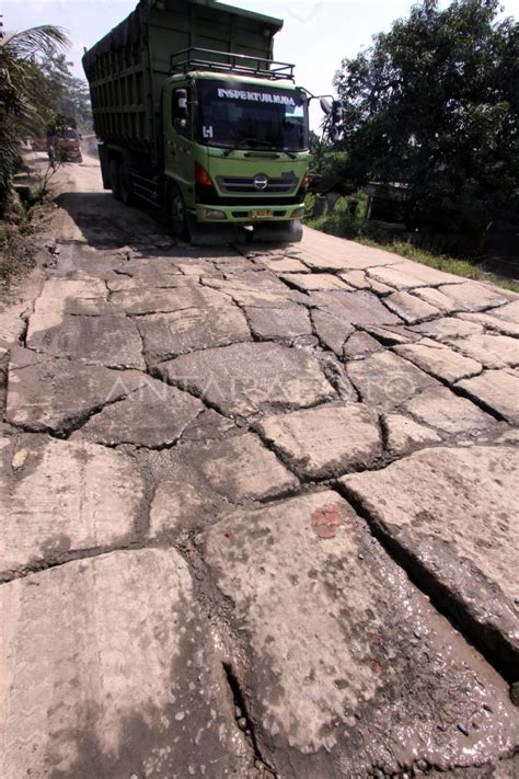 Jalan Retak Antara Foto