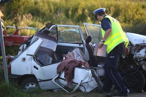 Wypadek w Iłży Zderzenie osobówki z ciągnikiem Ranni młodzi ludzie zdjęcia Echo Dnia Radomskie
