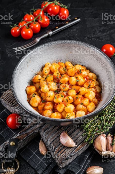 토마토 소스와 백리향을 곁들인 그노치 감자 파스타 검은 색 배경 위쪽 보기 감자 요리에 대한 스톡 사진 및 기타 이미지 감자