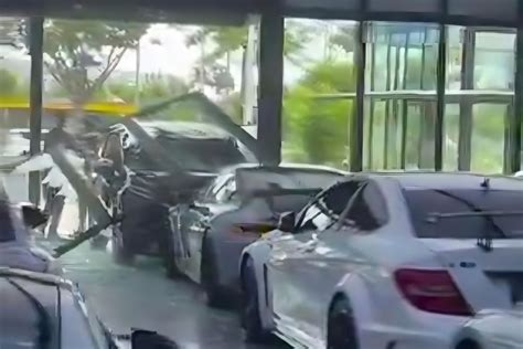 Pengemudi Yang Tabrak Showroom Jadi Tersangka ANTARA News