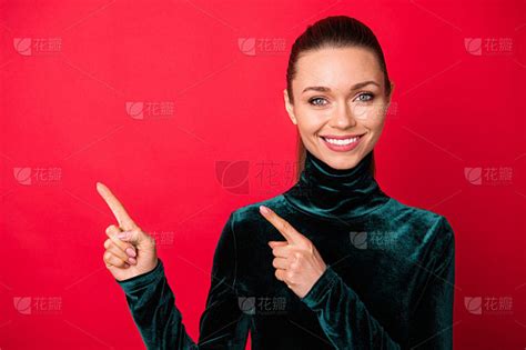 她的特写肖像，她好看的，迷人的，可爱的，可爱的，可爱的，可爱的，愉快的，愉快的直发女士显示拷贝空间孤