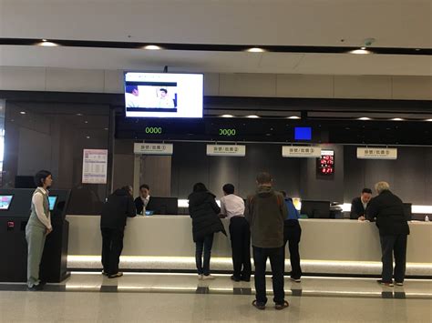 中國醫藥大學新竹附設醫院 本院今天開始看診囉！一早就有不少民眾到院掛號，各科醫師認真看診，多位民眾肯定本院到新竹提
