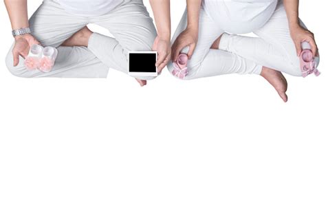 임신 한 부부는 초음파 임신 테스트 결과와 아기 소녀 신발을 들고 2명에 대한 스톡 사진 및 기타 이미지 2명 가족 건강