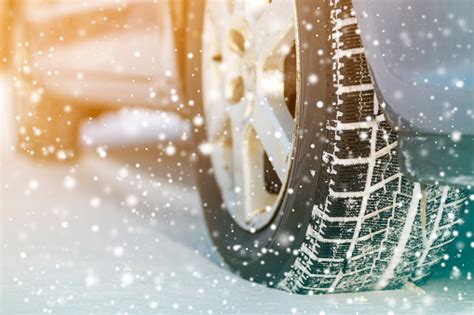 깊은 겨울 눈에서 자동차 바퀴 고무 타이어의 클로즈업 운송 및 안전 개념 거리에 대한 스톡 사진 및 기타 이미지 거리 건강관리와 의술 겨울 Istock