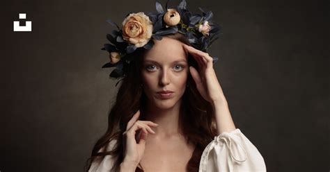 그녀의 머리에 꽃 왕관을 가진 여자 사진 Unsplash의 무료 의복 이미지
