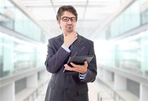 태블릿pc에서 터치패드를 사용하는 사업가사진