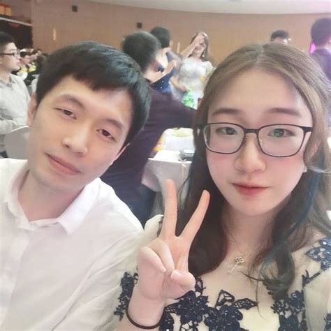 67岁棋圣聂卫平近况，与小23岁娇妻合影像父女，15岁小女儿喝啤酒聂云菲