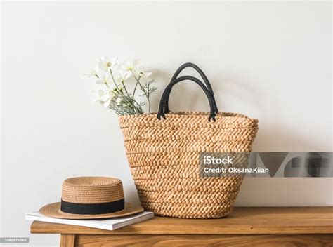 고리 버들 세공 밀짚 여름 가방 모자와 나무 벤치에 잡지 여름 가방에 대한 스톡 사진 및 기타 이미지 가방 휴가 아늑한 Istock