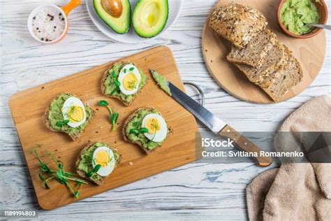 통곡물 빵 아보카도 삶은 달걀을 나무 판에 얹은 건강한 토스트 0명에 대한 스톡 사진 및 기타 이미지 0명 건강한 생활방식