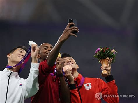 은메달 우상혁 금메달 바르심과 함께 연합뉴스