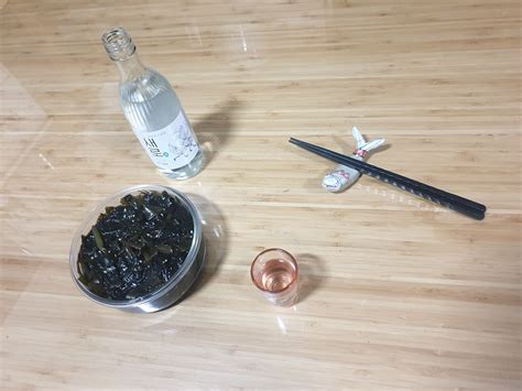 Younghwa 생미역무침과 소주 새로 거의 1년만에 원고 청탁을 받았다 겨우 A4지 10여장에 불과하지만 선불로 받은 원고료로 밀린 월세를 지불하고 남은 돈을 탈탈