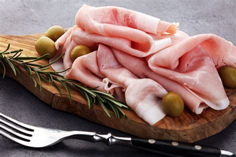 나무 배경에 얇게 썬 햄 신선한 프로슈토 돼지 햄 슬라이스 돼지 고기 절단 0명에 대한 스톡 사진 및 기타 이미지 0명 고기 단백질 Istock