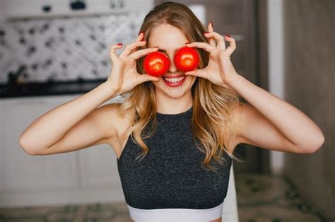 Cara Membuat Masker Tomat Untuk Memutihkan Wajah Coba Di Rumah Stylo