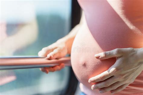 Pancia Graziosa Delle Donne Europee Incinte Vicino Alla Finestra Del