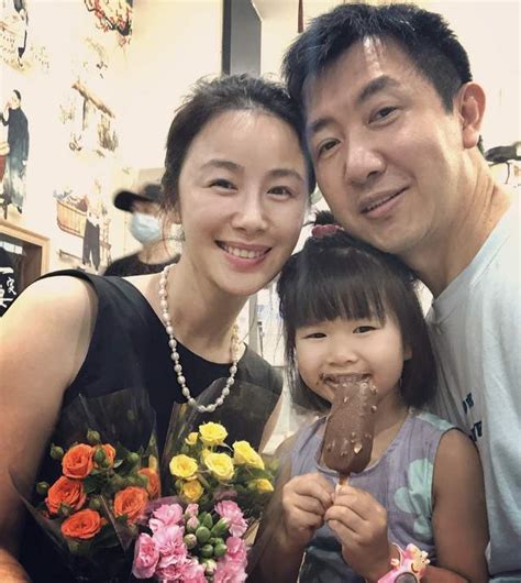 53岁梅婷前夫鄢颇曝近照，与女儿互动温馨有爱，妻子李呈媛未露面腾讯新闻