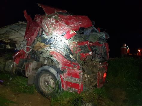 Carreta Tomba Na BR 116 E Duas Pessoas Ficam Feridas Em Catuji Vales