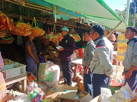 စလင်းမြို့ စည်ပင်သာယာမြို့မစျေးကြီး အတွင်းအပြင်ရောင်းချလျက်ရှိသည့် မုန့်ဆိုင်များအား စားသုံးရန