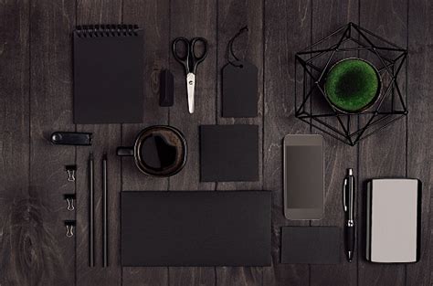 빈 검은 비즈니스 편지지 전화 커피 컵 녹색 식물 어두운 우아한 나무 테이블에 설정 현대 패션 간단한 작업 장소입니다 개념에 대한 스톡 사진 및 기타 이미지 Istock