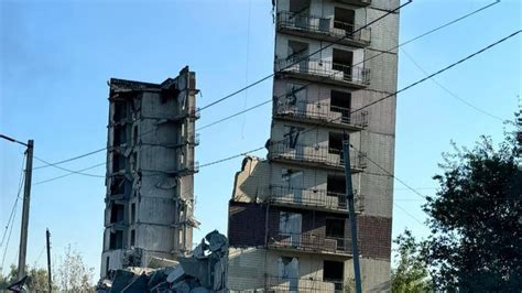 Росіяни КАБом зруйнували 9 поверхівку в Мирнограді постраждали троє людей ОВА Читайте на Ukr Net