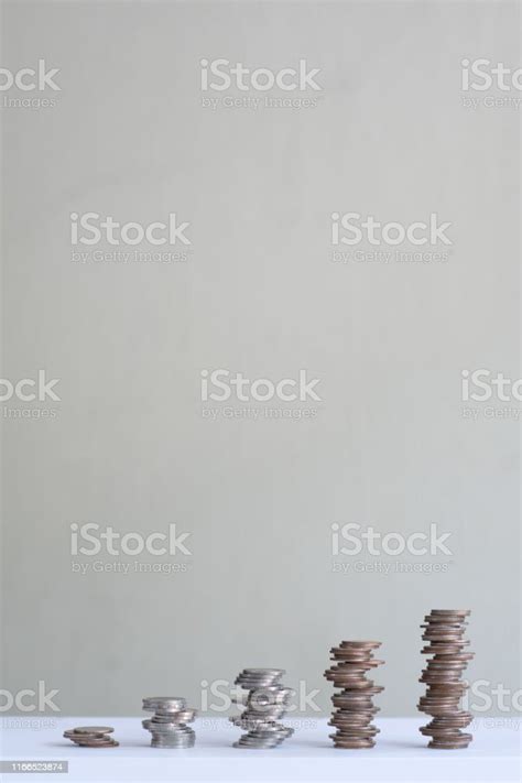 백색 배경 금융 및 비즈니스 개념 복사 공간에 성장 차트로 배열 된 동전 스택 0명에 대한 스톡 사진 및 기타 이미지 0명 개념 개념과 주제 Istock