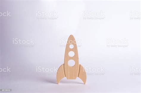 흰색 배경에 나무 공간 로켓입니다 개념의 공간 및 기술 별과 다른 행성에 여행 공간 관광 사업입니다 우주선의 발사입니다 격리