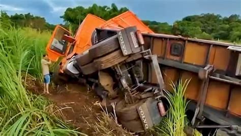 Acidente Caminhão Volvo NH do Youtuber Bruno Garcia quebra e tomba