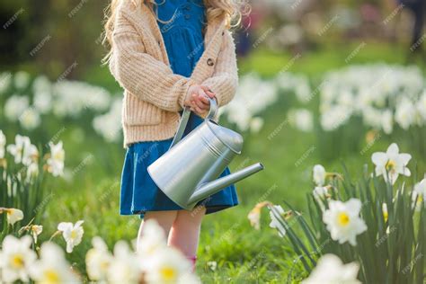 Pâques Jolie Petite Fille De 5 Ans Avec Des Oreilles De Lapin Arrose