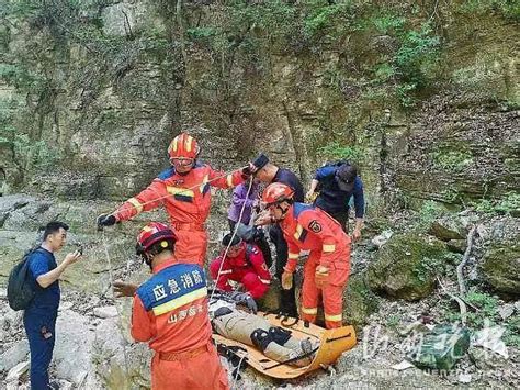 驴友深山徒步探险不慎坠崖 山西陵川公安联合多方力量救援人员寨村受伤