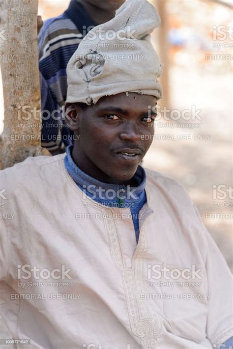 국가 옷 미확인된 Fulani 사람 지역 마을에 앞서 보인다 Fulanis는가 나의 인종 그룹 가나에 대한 스톡 사진 및 기타