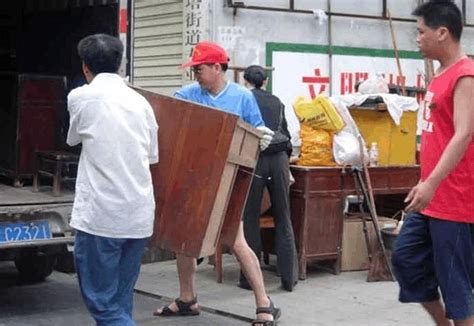 广州老旧的废旧家具沙发床垫家具家电上门清理清运逐渐走向正规化 哔哩哔哩