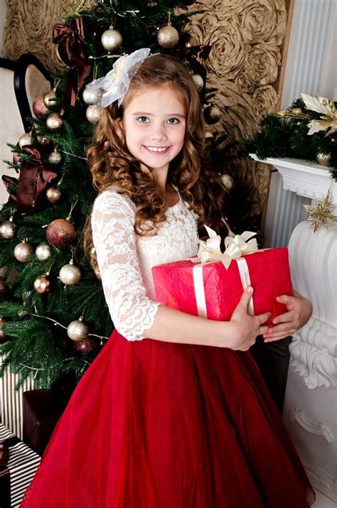 Enfant De Sourire Heureux Adorable De Petite Fille Dans La Robe De