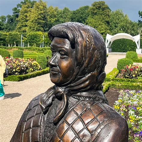 10 Facts You Didnt Know About The New Queen Elizabeth Statue