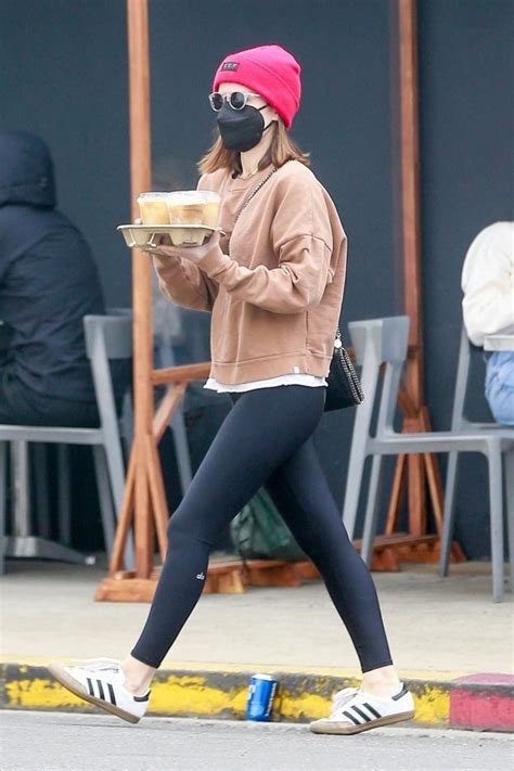 Kate Mara Arrived For Coffee In Tight Leggings 12 Photos The Fappening