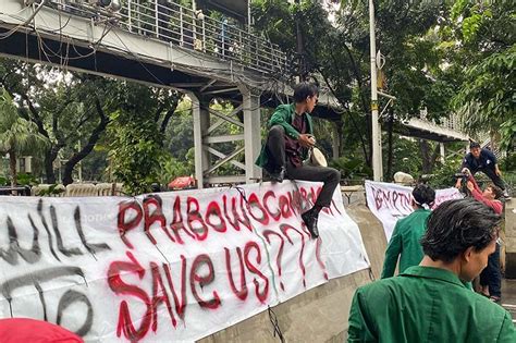 Ribuan Mahasiswa Turun Ke Jalan Ikuti Aksi Indonesia Gelap