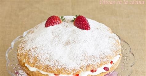 Tarta De Hojaldre Con Nata Y Fresas Olivas En La Cocina