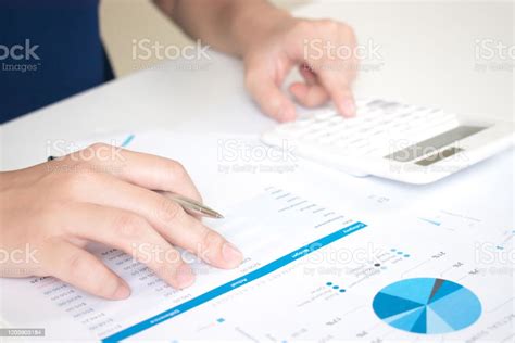 계산기를 사용하여 책상에서 작업하는 사업가의 손에 클로즈업하여 숫자를 계산합니다 재무 회계 개념 개념에 대한 스톡 사진 및 기타