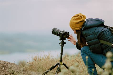 아침에 카메라와 함께 촬영 하는 젊은 여자 삼각대와 Mirrorless 카메라 관광객에 대한 스톡 사진 및 기타 이미지
