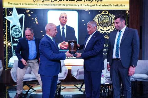 رئيس الأكاديمية العربية يتسلم جائزة الريادة والتميز المصري اليوم