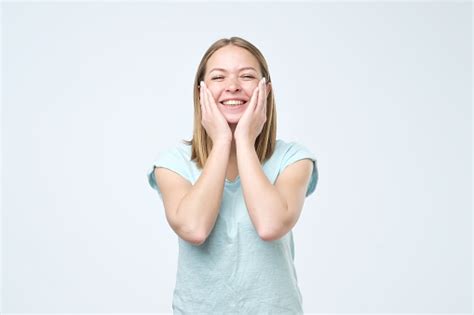 내 피부를 사랑 하는 말 처럼 웃음으로 그녀의 뺨을 잡고 행복 한 아름 다운 소녀 표현 얼굴 식입니다 건강관리와 의술에 대한