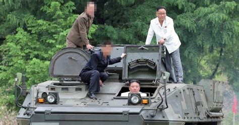 전투장갑차 직접 몬 김정은 “전쟁 준비 군수산업에 달려”