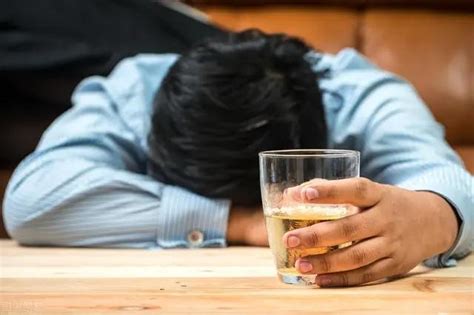都是酒精惹的禍：常喝酒的人 為什麼會出現手抖的現象？ ＊ 阿波羅新聞網