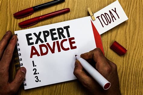 필기 텍스트 작성 전문가 조언입니다 노트북 옷 핀 알림 나무 테이블 컵 커피 세이 지 좋은 단어 전문가 의견 광범위 한 기술 에이스 남자 잡고 마커를 의미 하는 개념