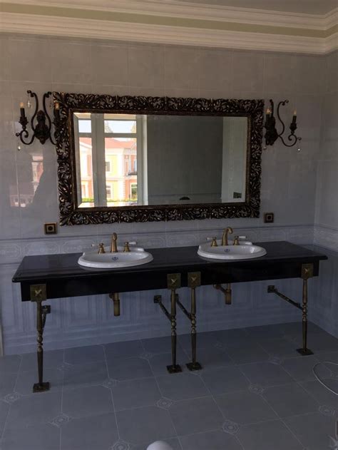 Большое настенное зеркало в резном багете в ванную. Может быть любого ...