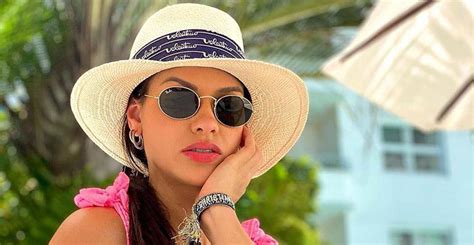 Andressa Suita posa de biquíni em piscina luxuosa e exibe corpo