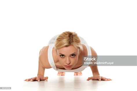 요가 스포츠 교육 및 라이프 스타일 개념화이트 운동복 요가 연습을 하 고 있는 젊은 금발 여성 Chaturanga