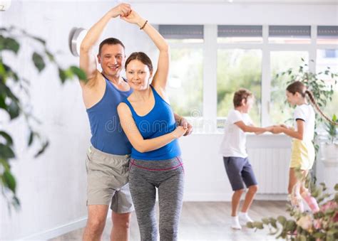 Feliz Hombre De Mediana Edad Y Mujer Practicando Baile En Pareja Con