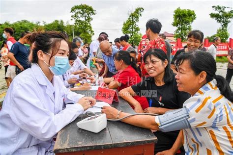 江西樟树：暑期大学生义诊进乡村 人民图片网
